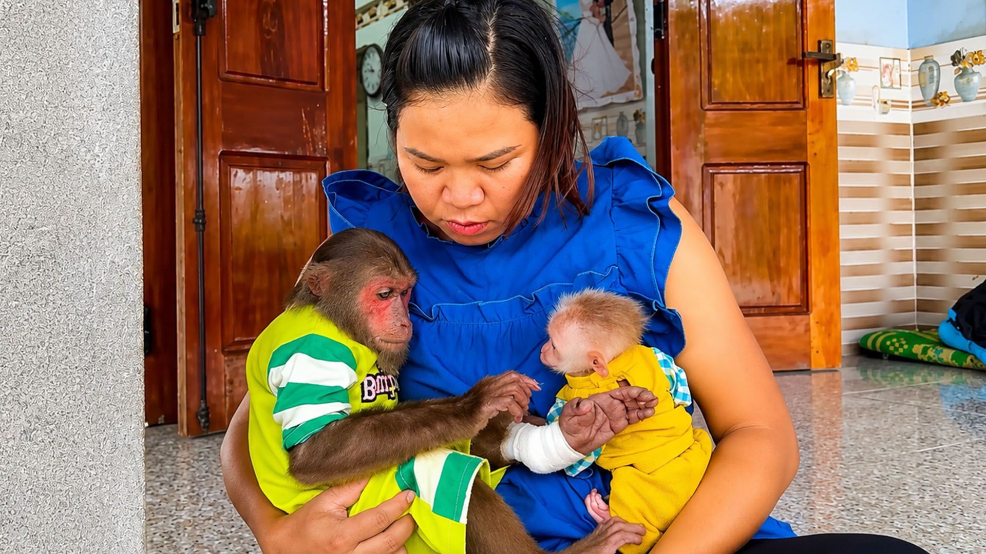 motional Moment Shows Mom And Buem Caring For Sad CUTIS