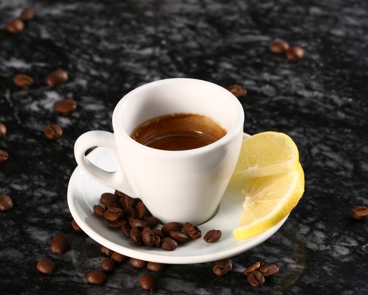Warum jetzt alle Espresso mit Zitrone trinken – hat ungeahnte Vorteile