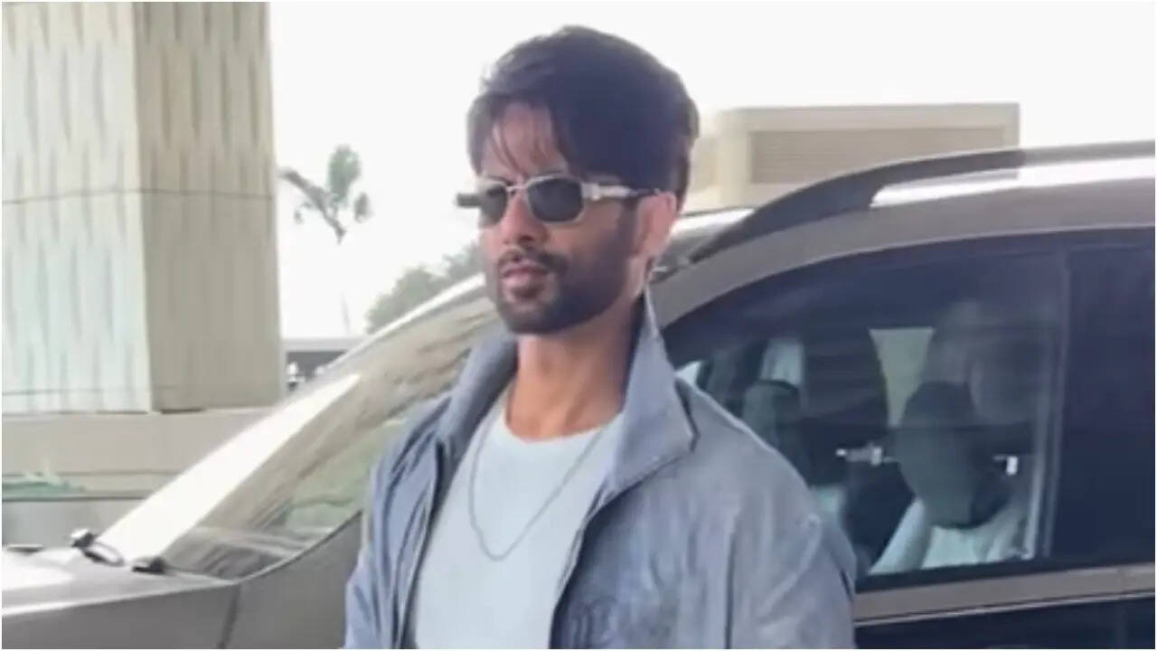 Shahid Kapoor spotted waiting in airport queue, elderly man politely ...