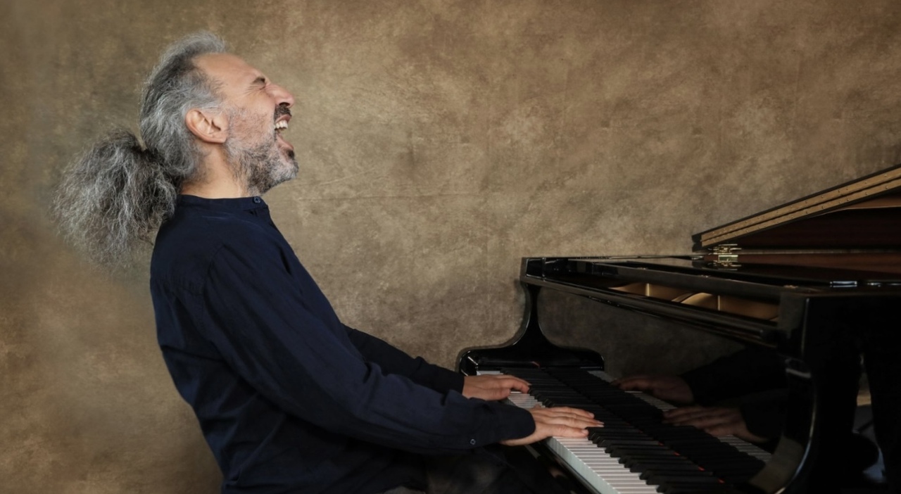 Stefano Bollani porta “Tutta vita live” al Teatro Arcimboldi di Milano