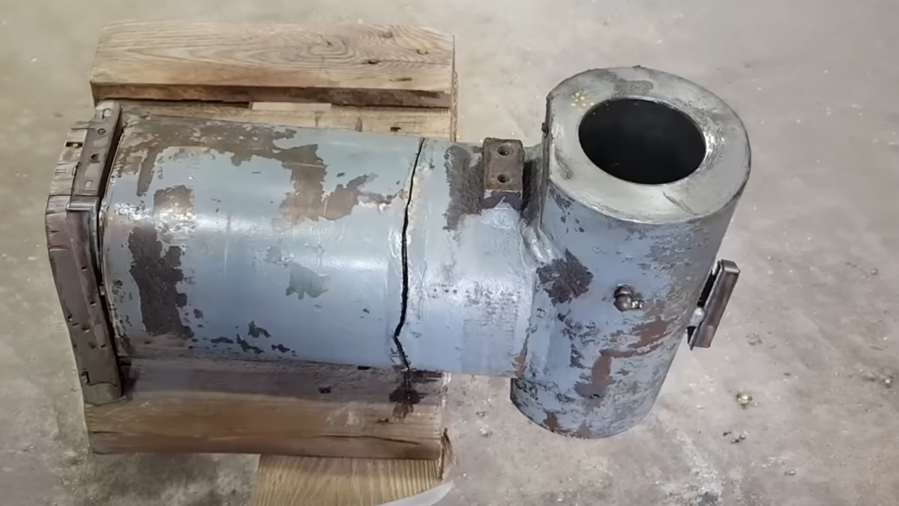Repairing a cracked hydraulic cylinder