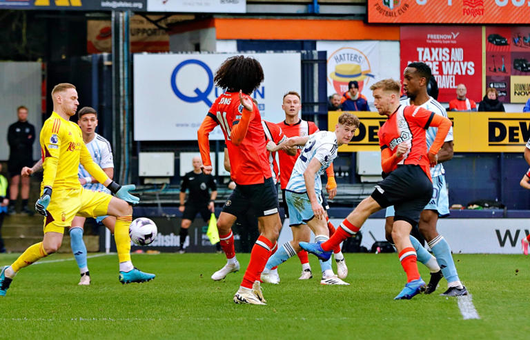 Ex-Hatter labelled a 'magnificent signing' after Charlton exit