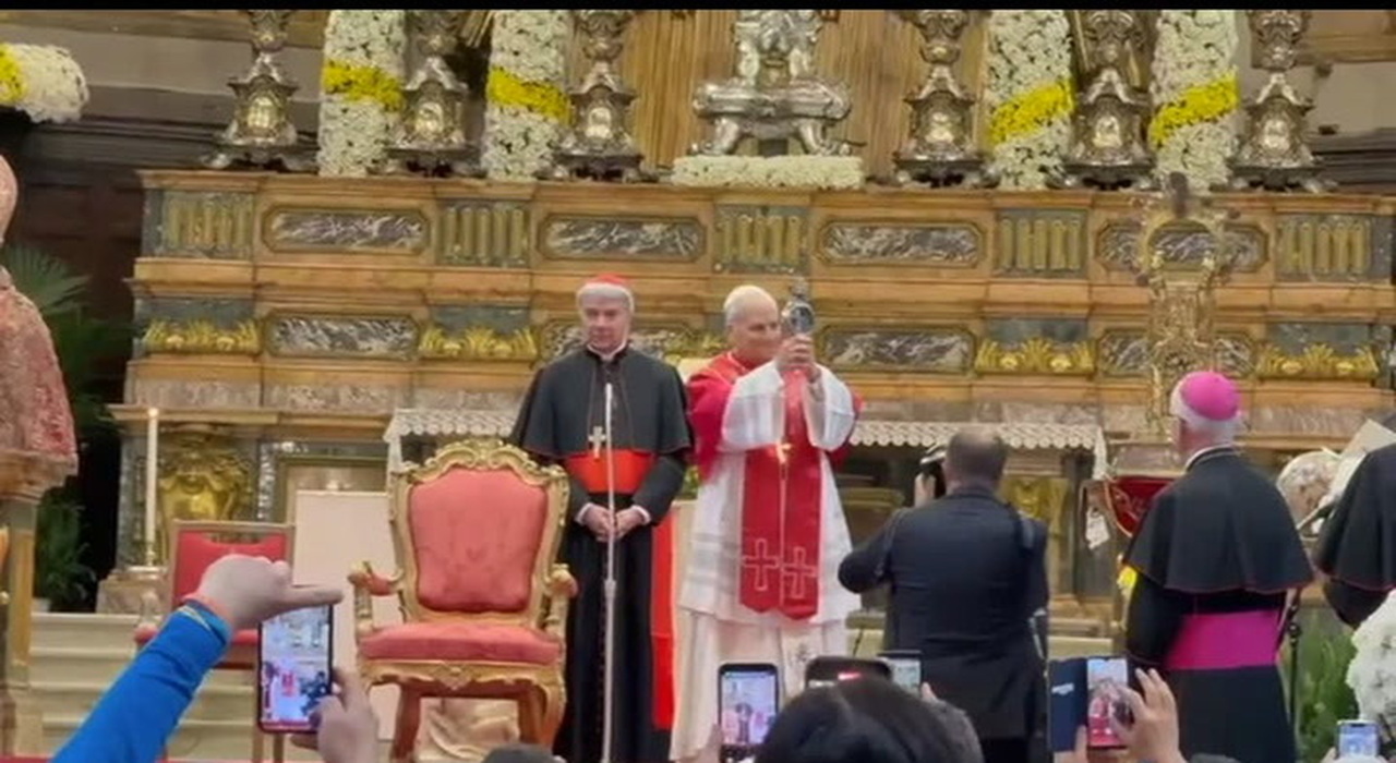 Napoli, il Papa mostra e bacia l'ampolla con il sangue di San Gennaro