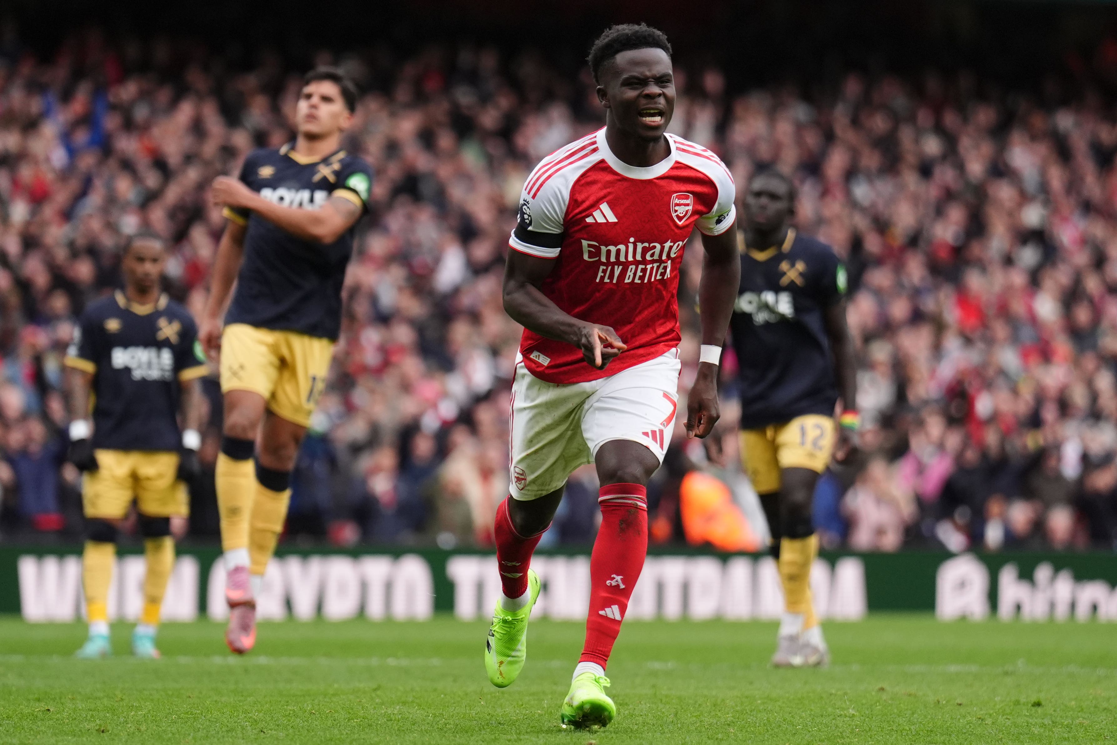West Ham clinging on against Arsenal in crucial Premier League clash
