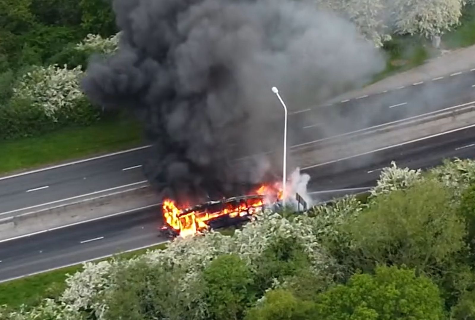 Humber Bridge: Watch dramatic moment thick black smoke billows from bus ...
