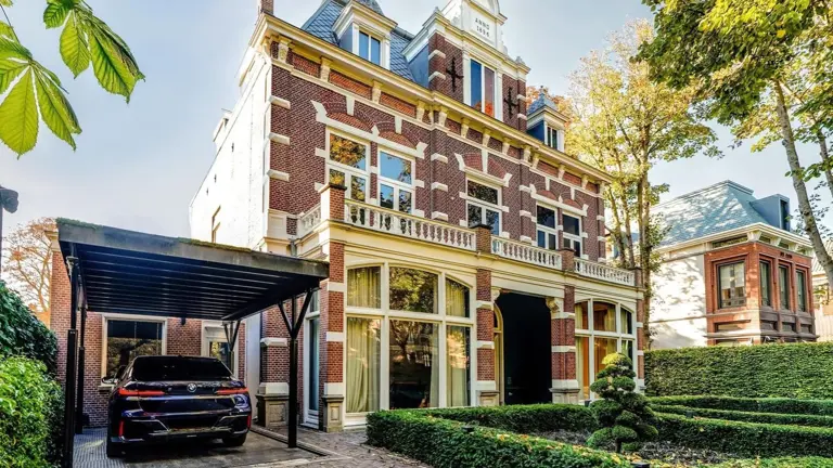 Ex van Anna Nooshin geeft opnieuw € 300.000 korting op zijn fabuleuze ...