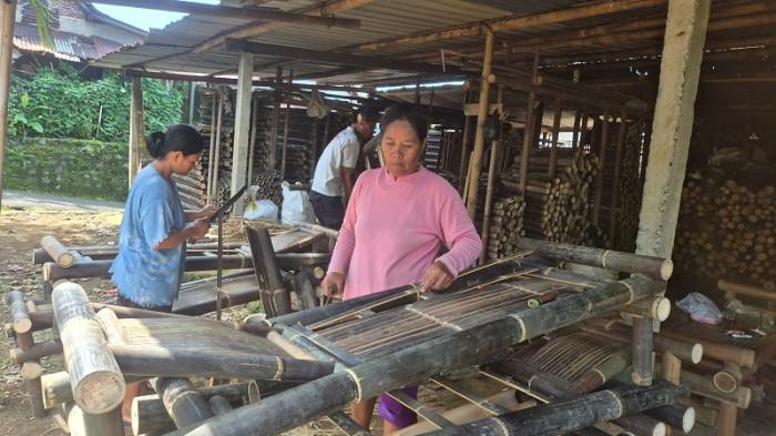 KUR BRI bikin produksi lancar, kerajinan kursi malas di Kemutug Kidul ...