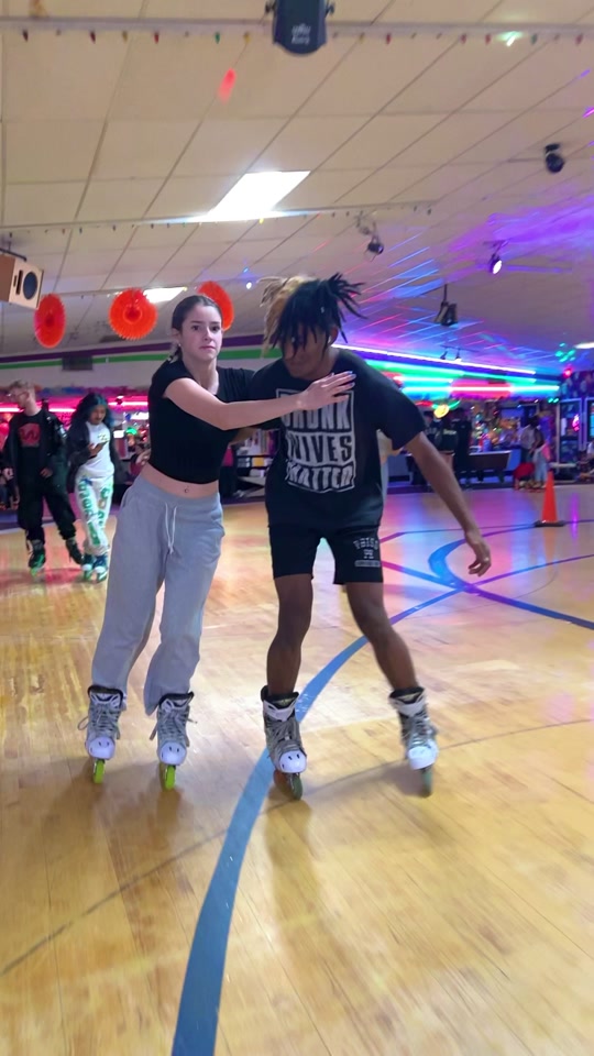 Watch Gjawheat land stylish rollerblade tricks with control