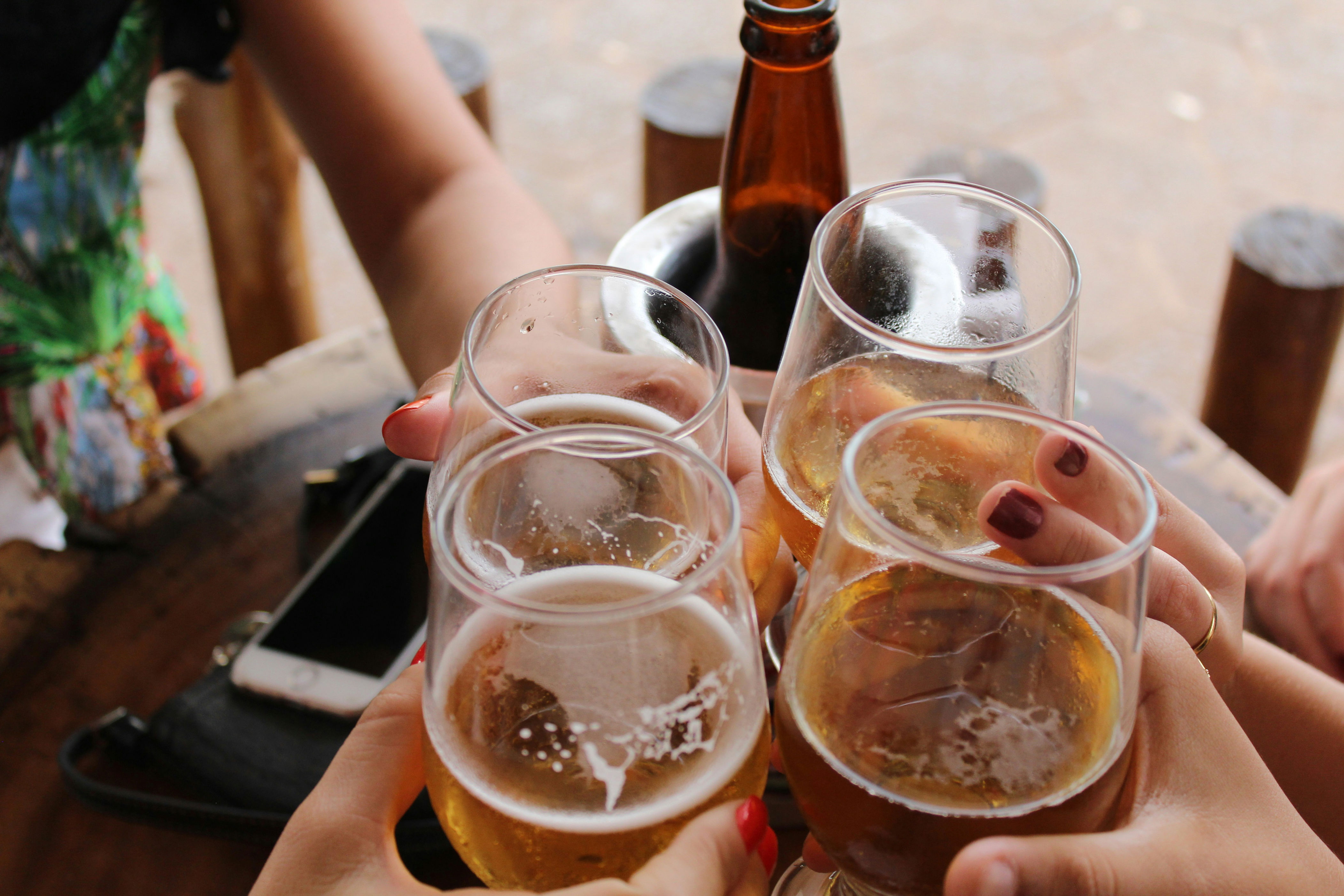 Bier vs. wijn vs. sterke drank: Wat is de “minst slechte” keuze?