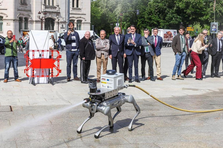 Este Es El Robot Bombero Made In Spain Que Apaga Incendios En Zonas