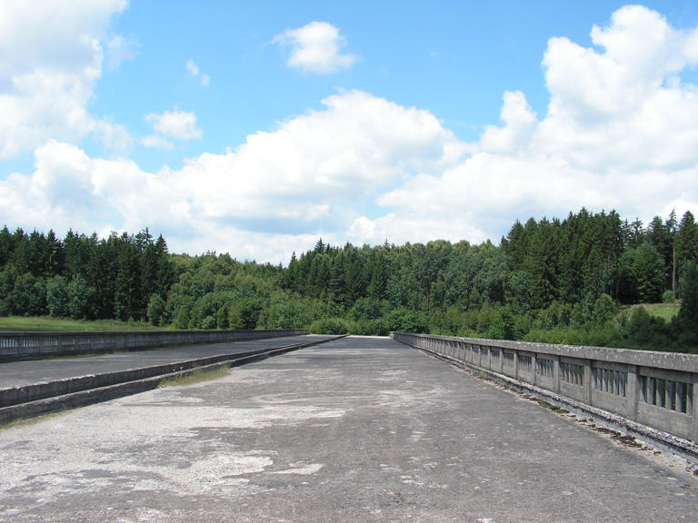 Hitlers brug: een peperduur en vergeten betonnen monster diep in de ...