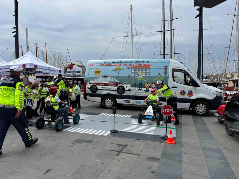 Bodrum’da öğrenci ve vatandaşlara trafik eğitimi verildi