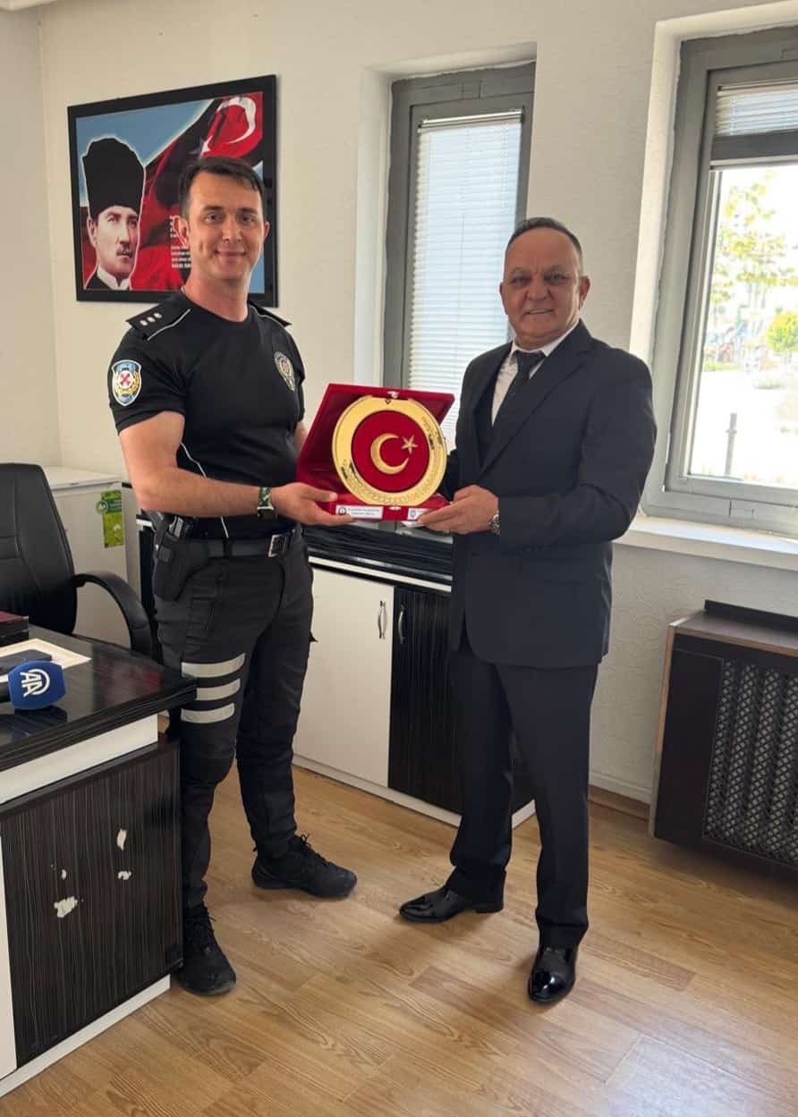 30 yıllık trafik polisinden duygulandıran veda