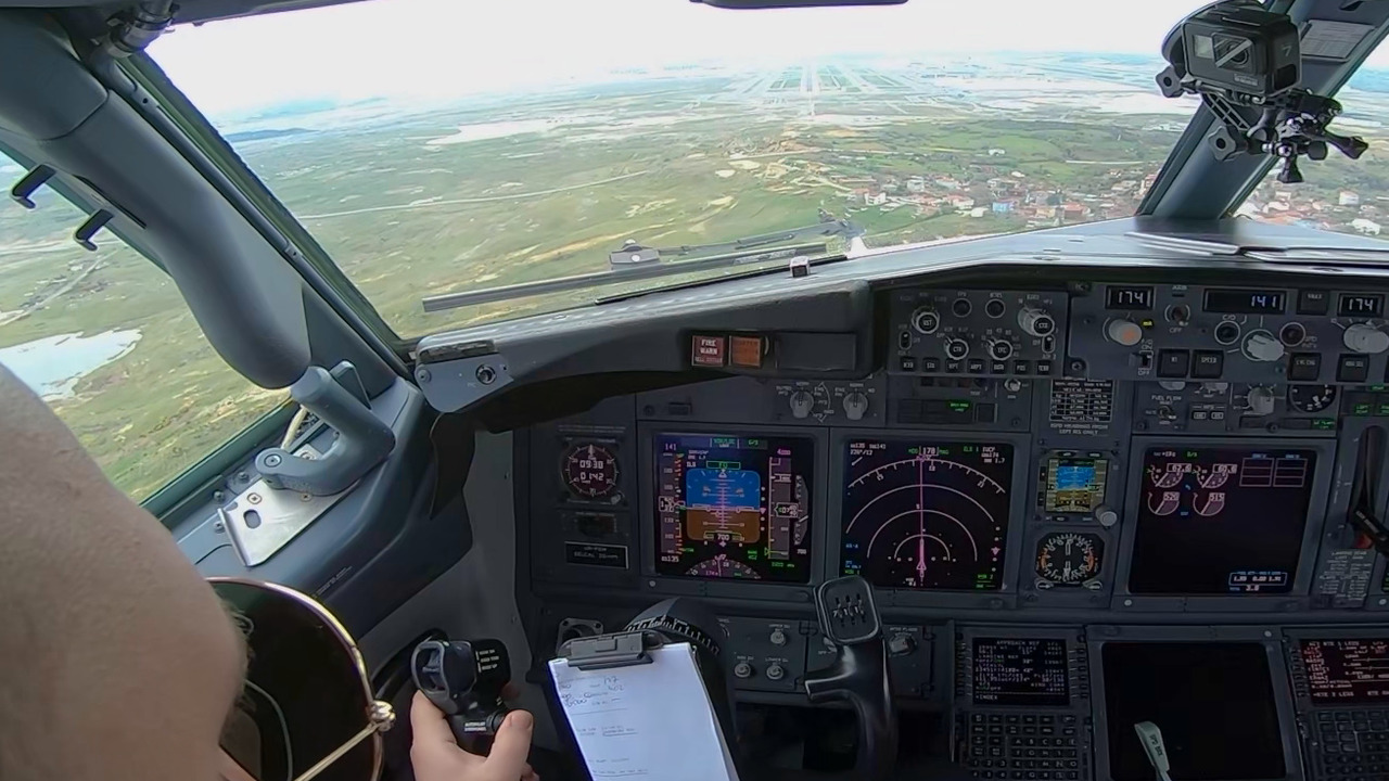 Experience the journey of the crew during this Boeing 737 landing in ...
