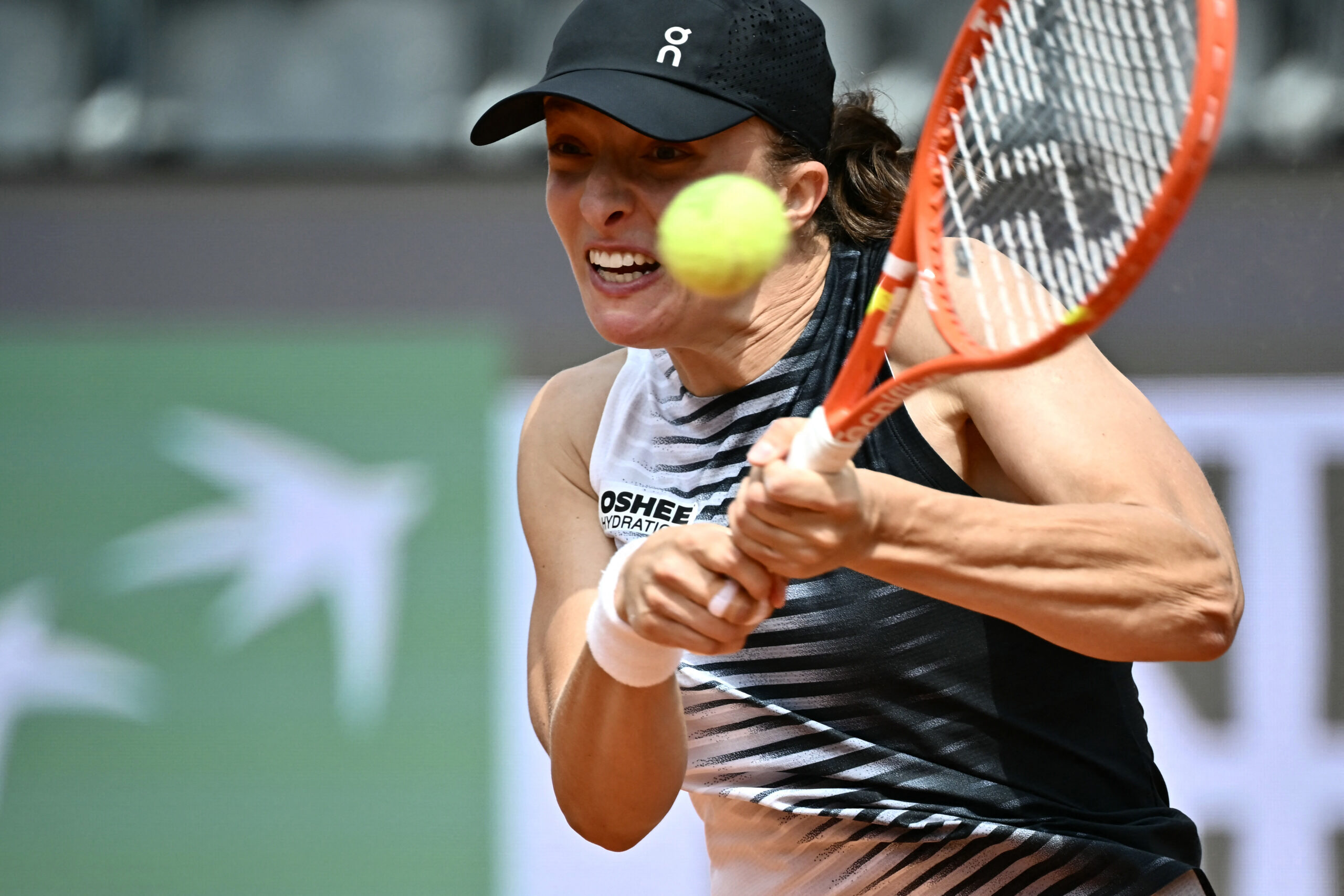Iga Swiatek battles into Italian Open third round