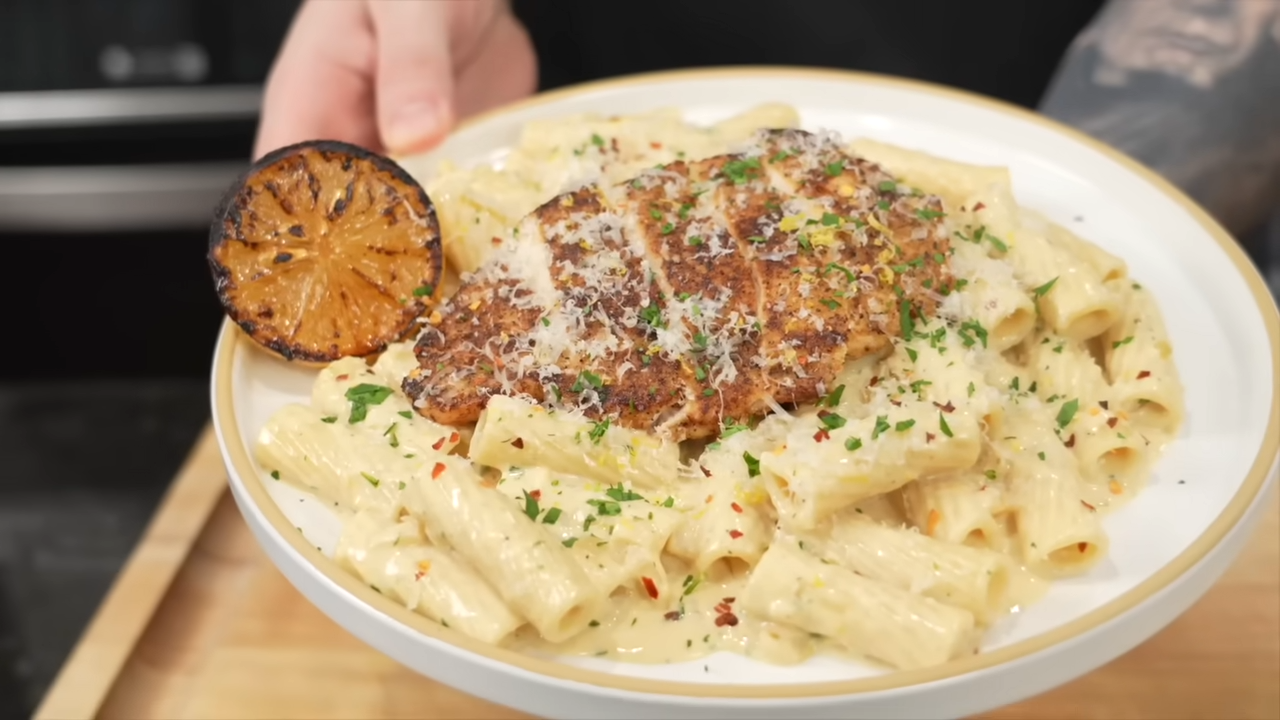 My favorite weeknight 30 minute pasta dinner (creamy lemon chicken pasta)