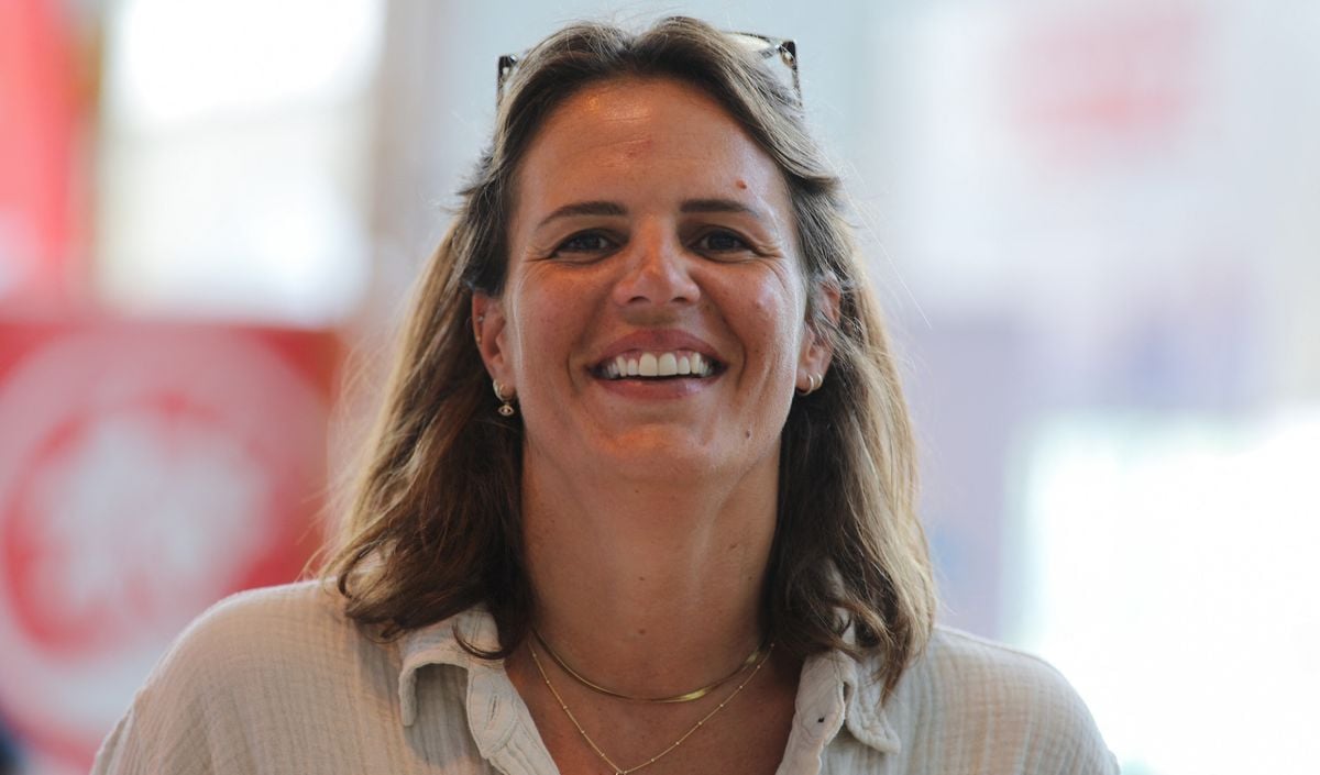Laure Manaudou, les pieds dans le sable avec sa fille Manon : combien ...