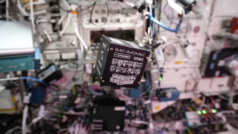 Quantum device aboard ISS tracks Earth’s magnetic field using tiny diamonds