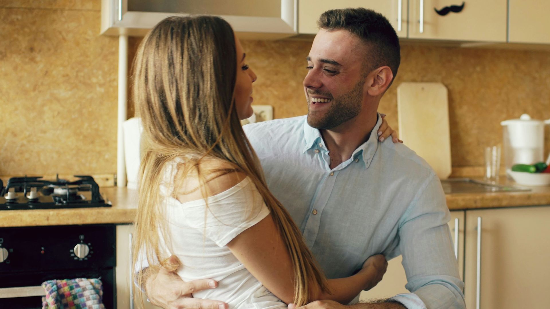 10 signs he wants a wife & 10 signs he wants a mother