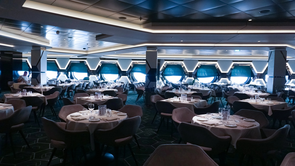 Dining differences between modern and traditional cruise lines