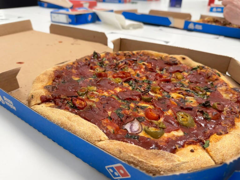 Onze redactie test ‘Acid’s Inferno Pizza’ van Domino’s: “Die swirl is ...