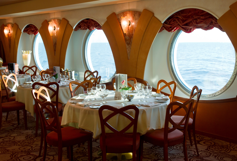 Dining differences between modern and traditional cruise lines