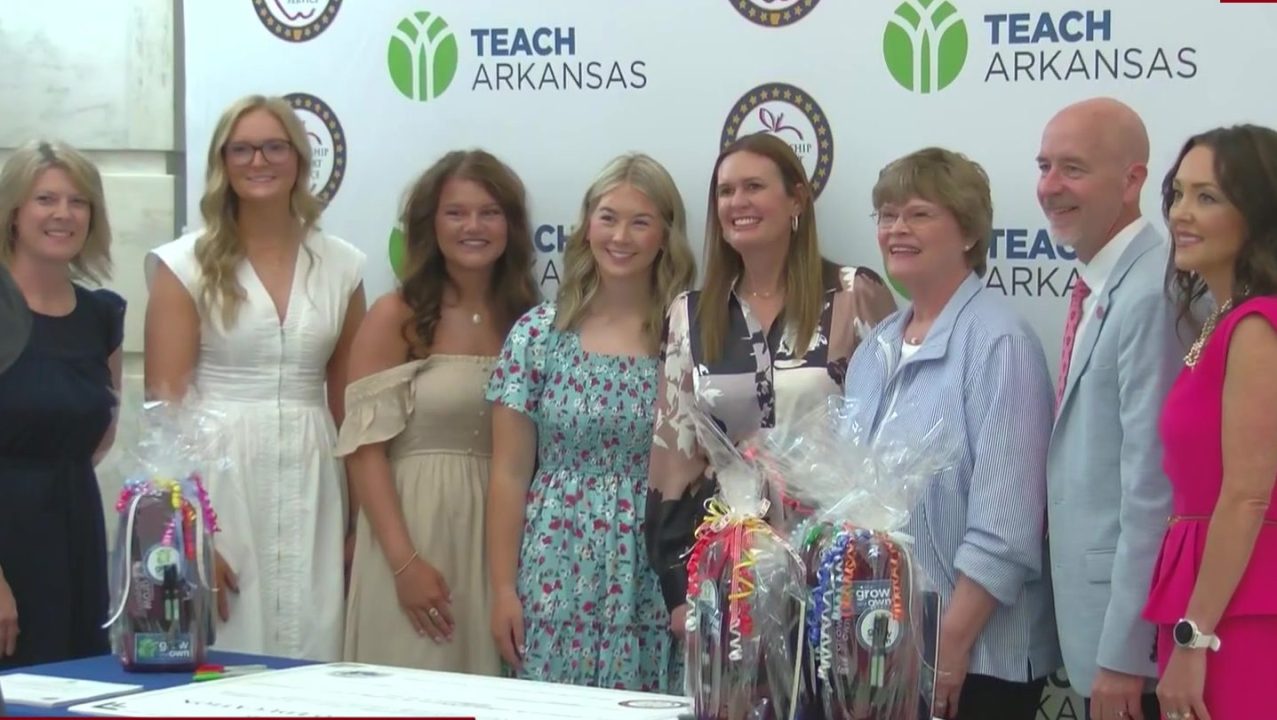 Students pledge commitment to teaching in Arkansas
