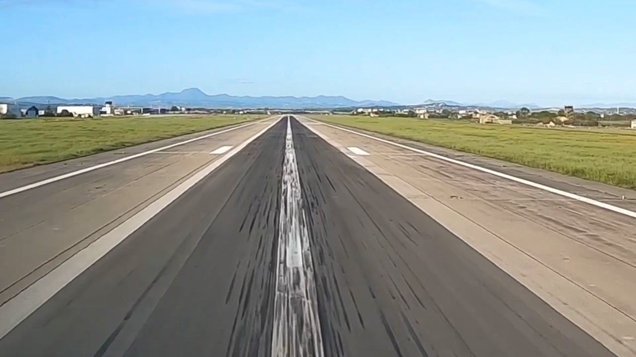 Experience the landing of a Boeing plane at Ancona from the crew's ...