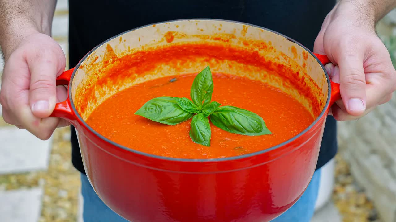 How to make the best Italian tomato pasta sauce at home