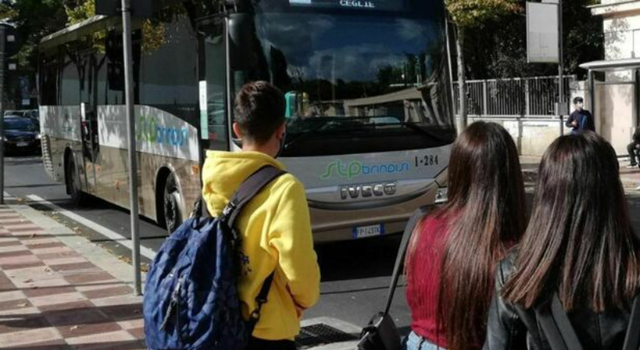 Tre giovani denunciati per fumo e disordini su bus a Brindisi