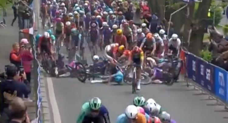 Vidéo. Giro 2026 : une chute impressionnante scinde le peloton en deux ...