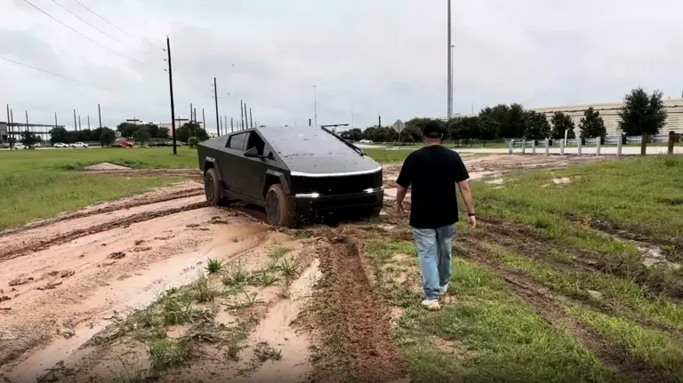 Texas Tesla Cybertruck driver decides to go to the rescue of Range ...