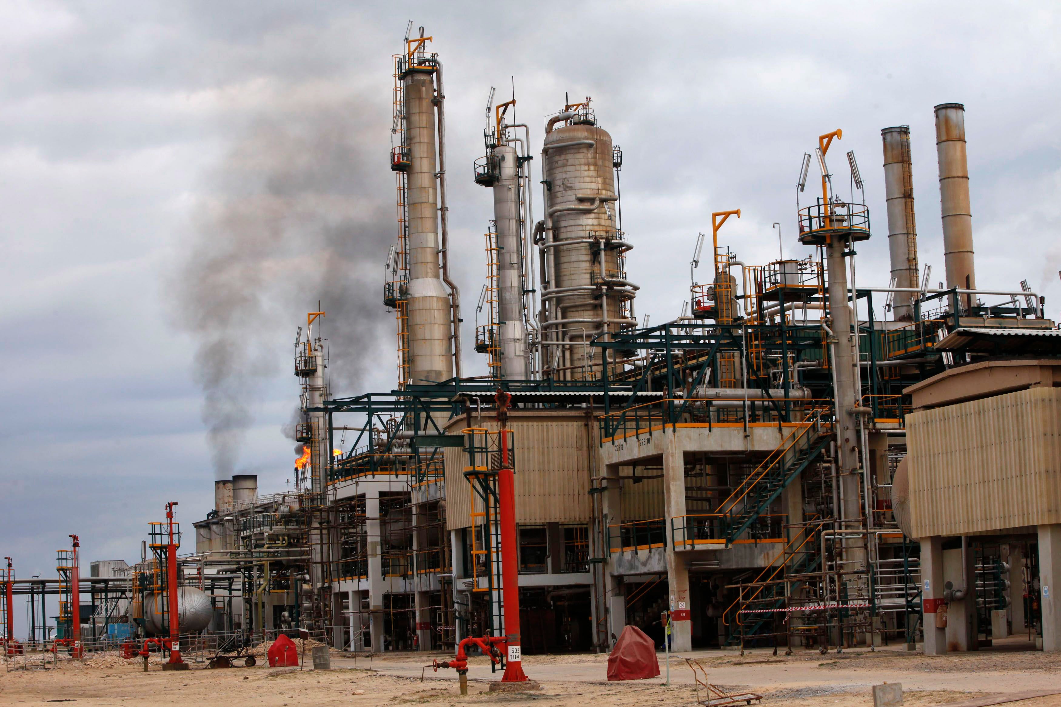 Heavy clashes halt operations at Libya’s largest oil refinery