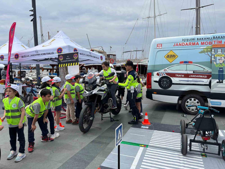 Bodrum’da öğrenci ve vatandaşlara trafik eğitimi verildi