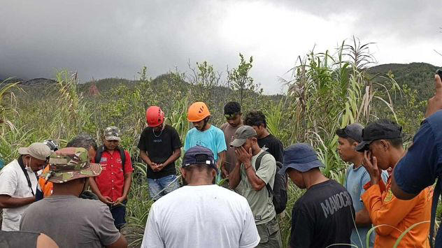 3 hikers killed as Indonesia volcano spews ash 6 miles high