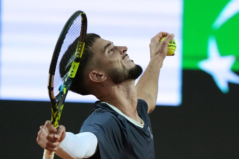Rome Novak Djokovic Est Battu Par Un Qualifié Croate De 20 Ans Dino
