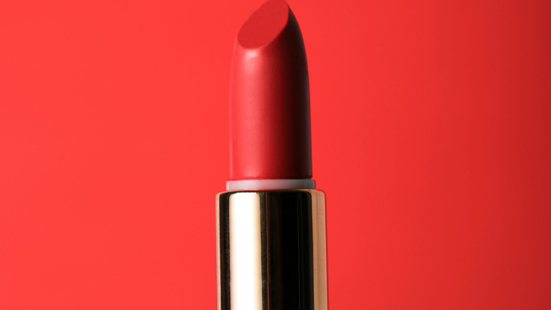 20 beauty trends women do that make men write them off as high-maintenance