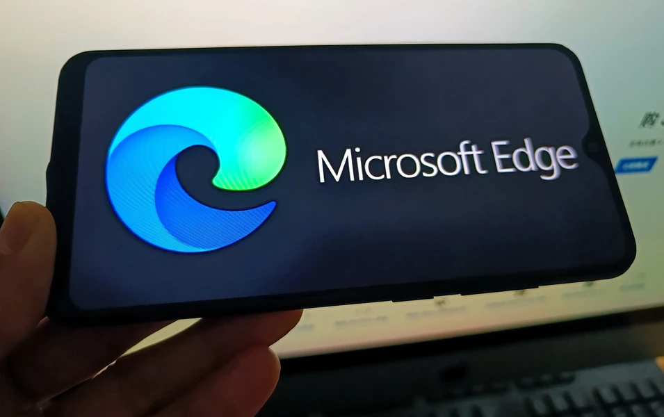 Microsoft defends Edge plaintext password storage amid expert backlash