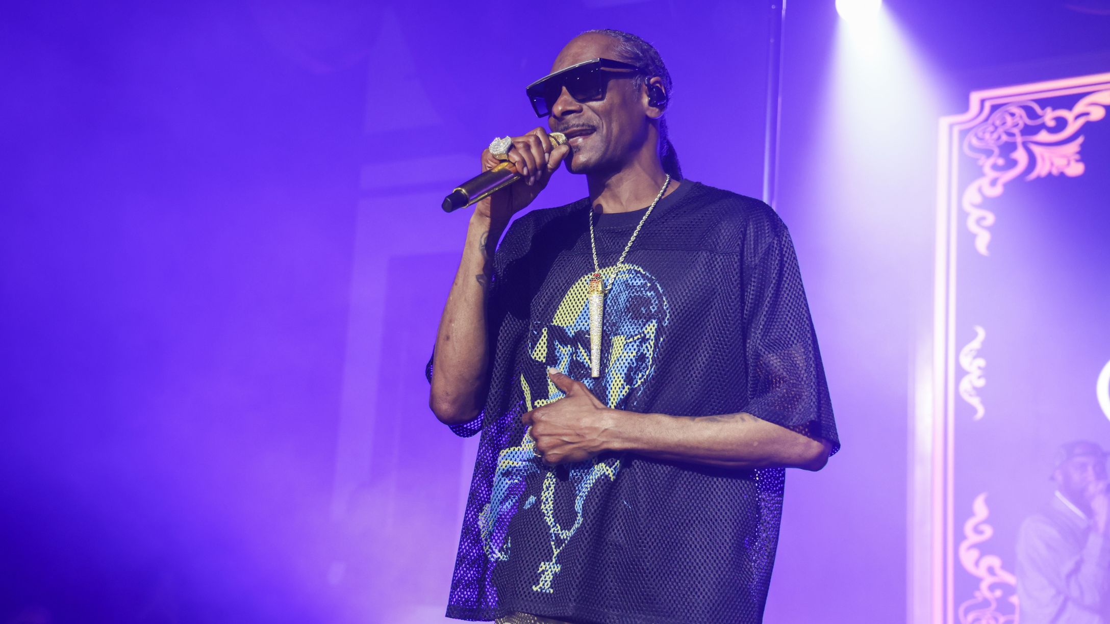 Snoop Dogg brought a little girl on stage & the video has people divided