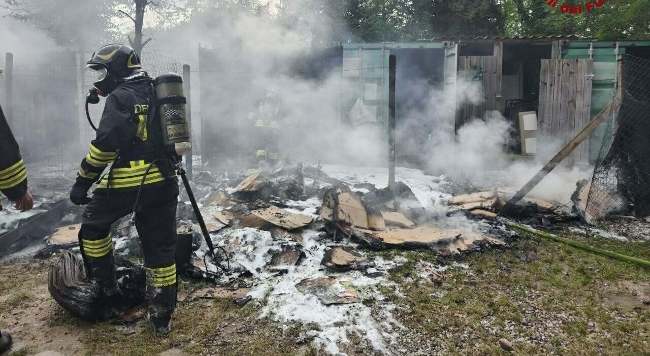 Incendio in campeggio, le fiamme distruggono quattro container: colonna ...