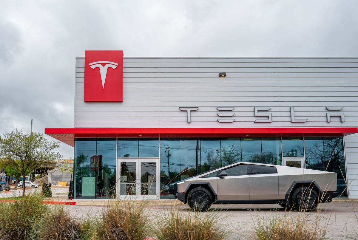 Tesla recalls hundreds of cars over fears the wheels will fall off