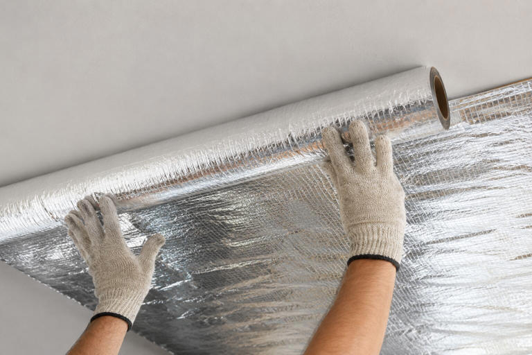 Poner papel aluminio en el techo de la casa: para qué sirve y por qué ...