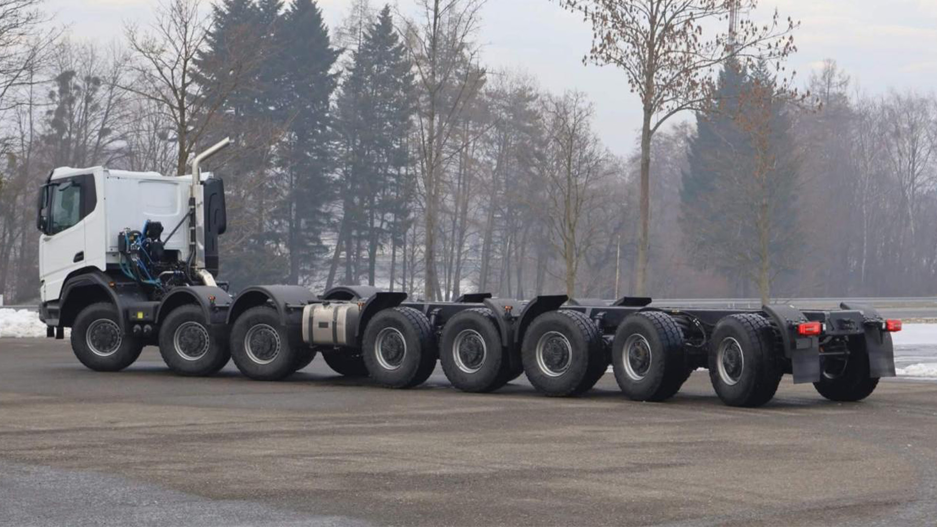 Disturbingly long 16-wheel-drive semi-truck looks like a centipede