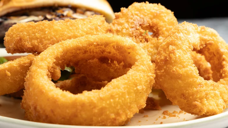 Customers crown these 9 fast food chains for their top tier onion rings