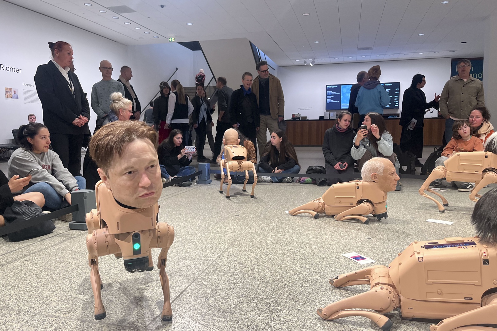 Perros robóticos con cara humana, incluida la de Picasso, divierten a ...