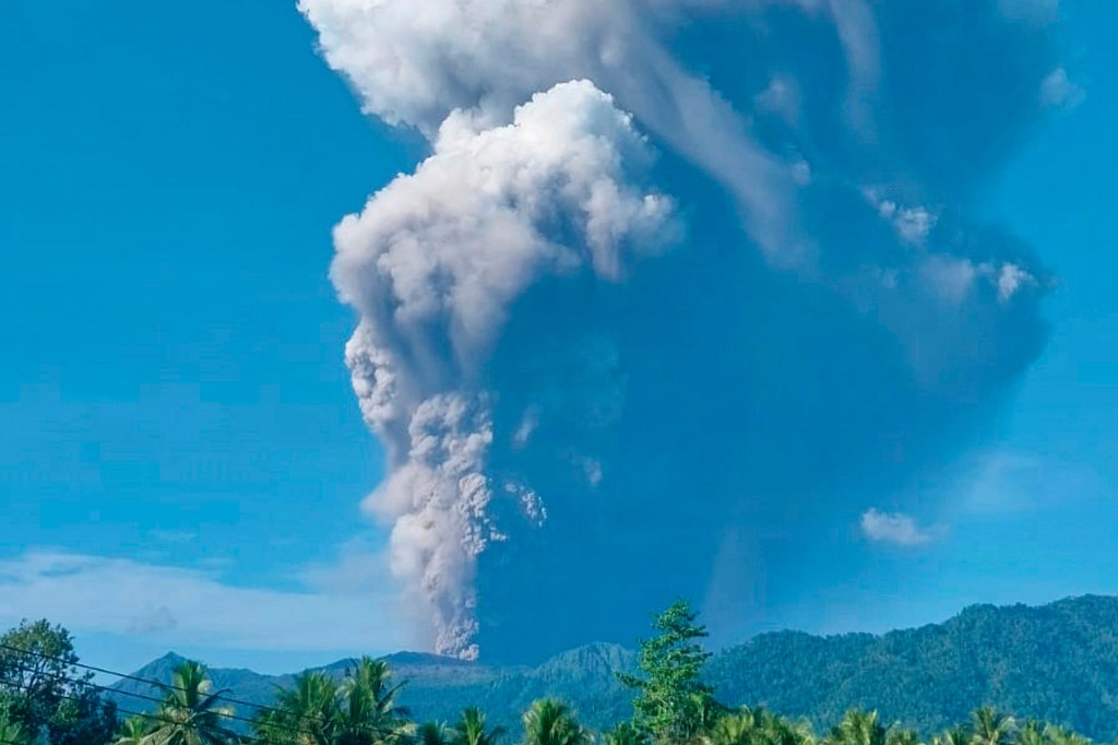 3 hikers dead after volcano eruption in Indonesia at Mount Dukono