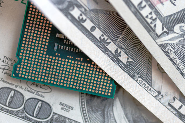 Nasdaq-100 rockets past 5% for the week; Dow finally stops sulking