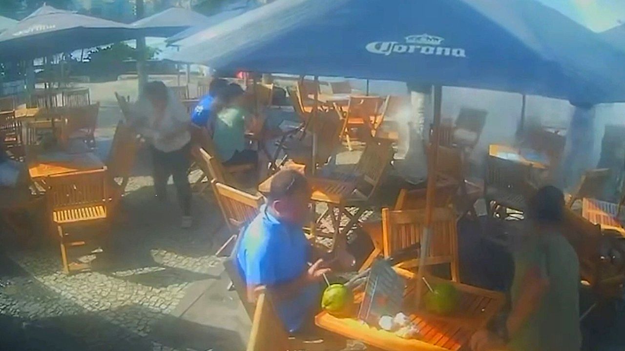 Una ola gigantesca se estrella contra una cafetería frente al mar en Brasil