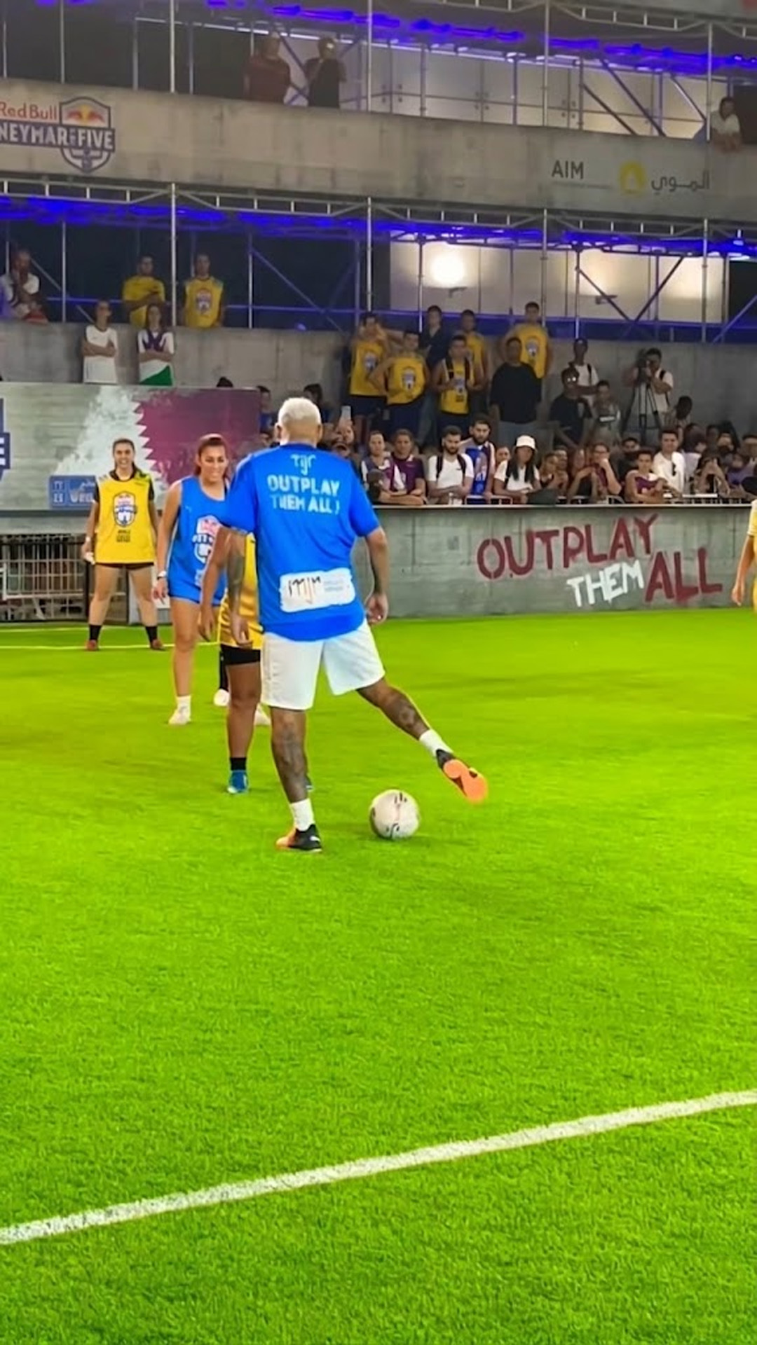 When Neymar uses his skills to beat defenders