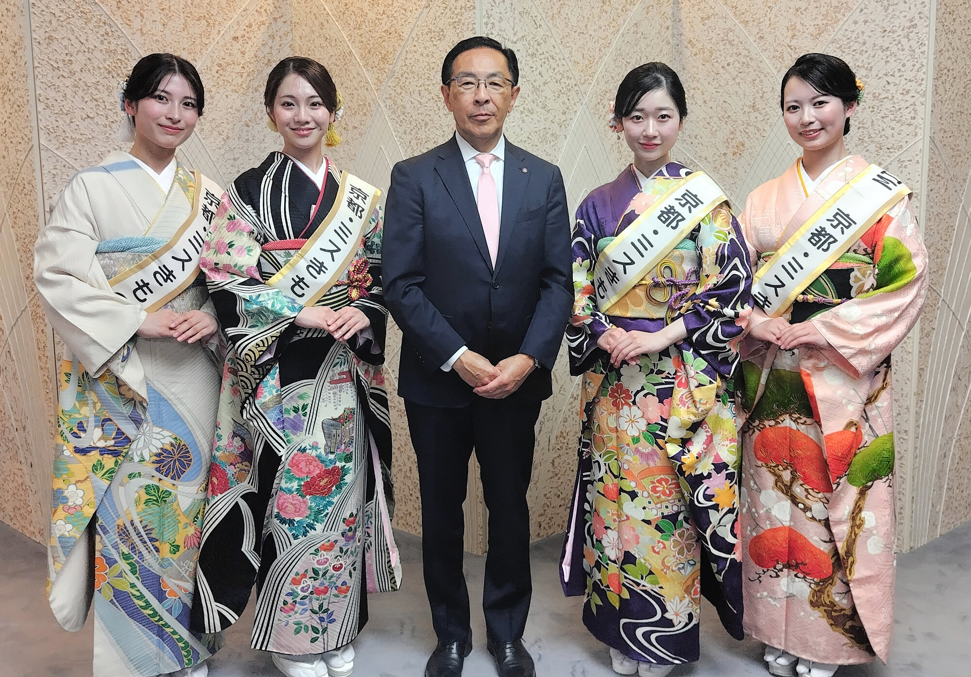 京都ミスきものの4人、知事を表敬訪問 「着物の魅力、多くの人に」